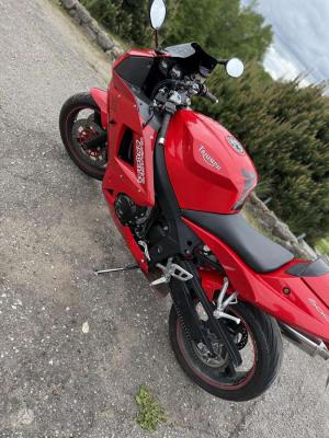 Sarkans Triumph Daytona 2006 Rokiškis, ar dzinēja tilpumu 0.60 L un nobraukumu 53 tūkst. km par 2500 €, foto 3 vietnē AUTOMOTO.COM.LV