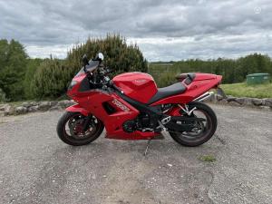 Sarkans Triumph Daytona 2006 Rokiškis, ar dzinēja tilpumu 0.60 L un nobraukumu 53 tūkst. km par 2500 €, foto 4 vietnē AUTOMOTO.COM.LV