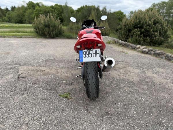 Sarkans Triumph Daytona 2006 Rokiškis, ar dzinēja tilpumu 0.60 L un nobraukumu 53 tūkst. km par 2500 €, foto 5 vietnē AUTOMOTO.COM.LV
