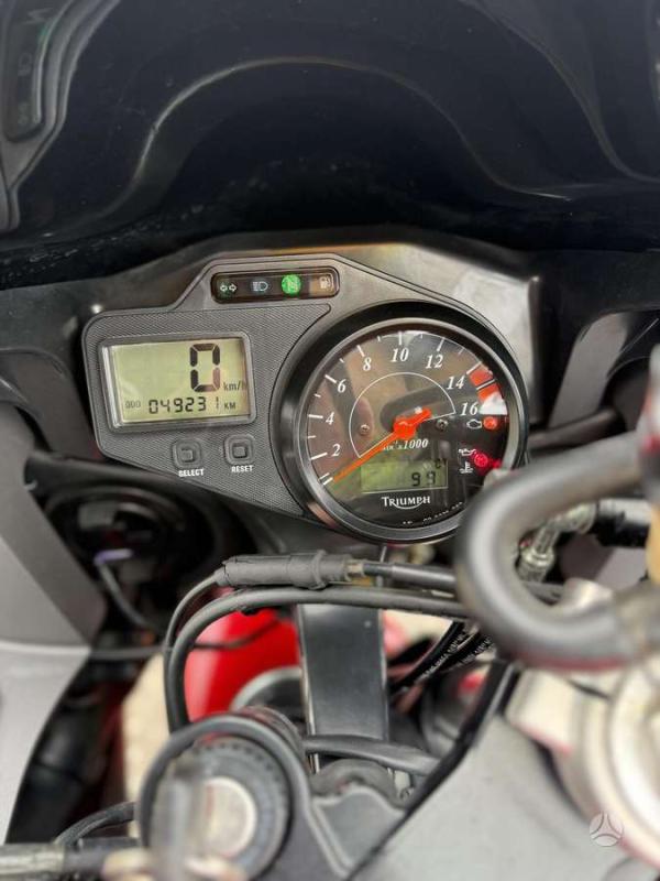 Sarkans Triumph Daytona 2006 Rokiškis, ar dzinēja tilpumu 0.60 L un nobraukumu 53 tūkst. km par 2500 €, foto 6 vietnē AUTOMOTO.COM.LV