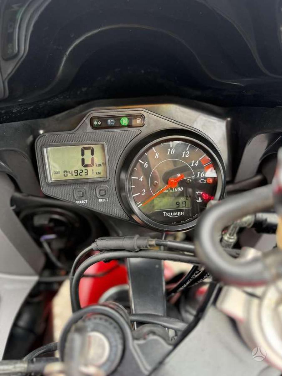 Sarkans Triumph Daytona 2006 Rokiškis, ar dzinēja tilpumu 0.60 L un nobraukumu 53 tūkst. km par 2500 €, foto 7 vietnē AUTOMOTO.COM.LV