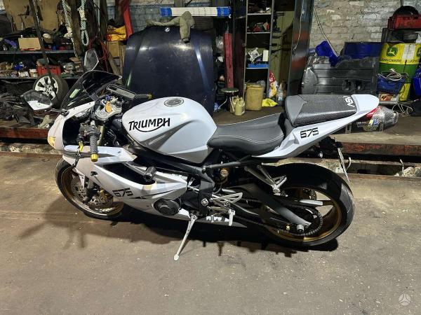 White Triumph Daytona 2009 in Klaipeda, with an engine capacity of 0.68 L and mileage of 32 thousand km for 3000 €, photo 2 on AUTOMOTO.COM.LV