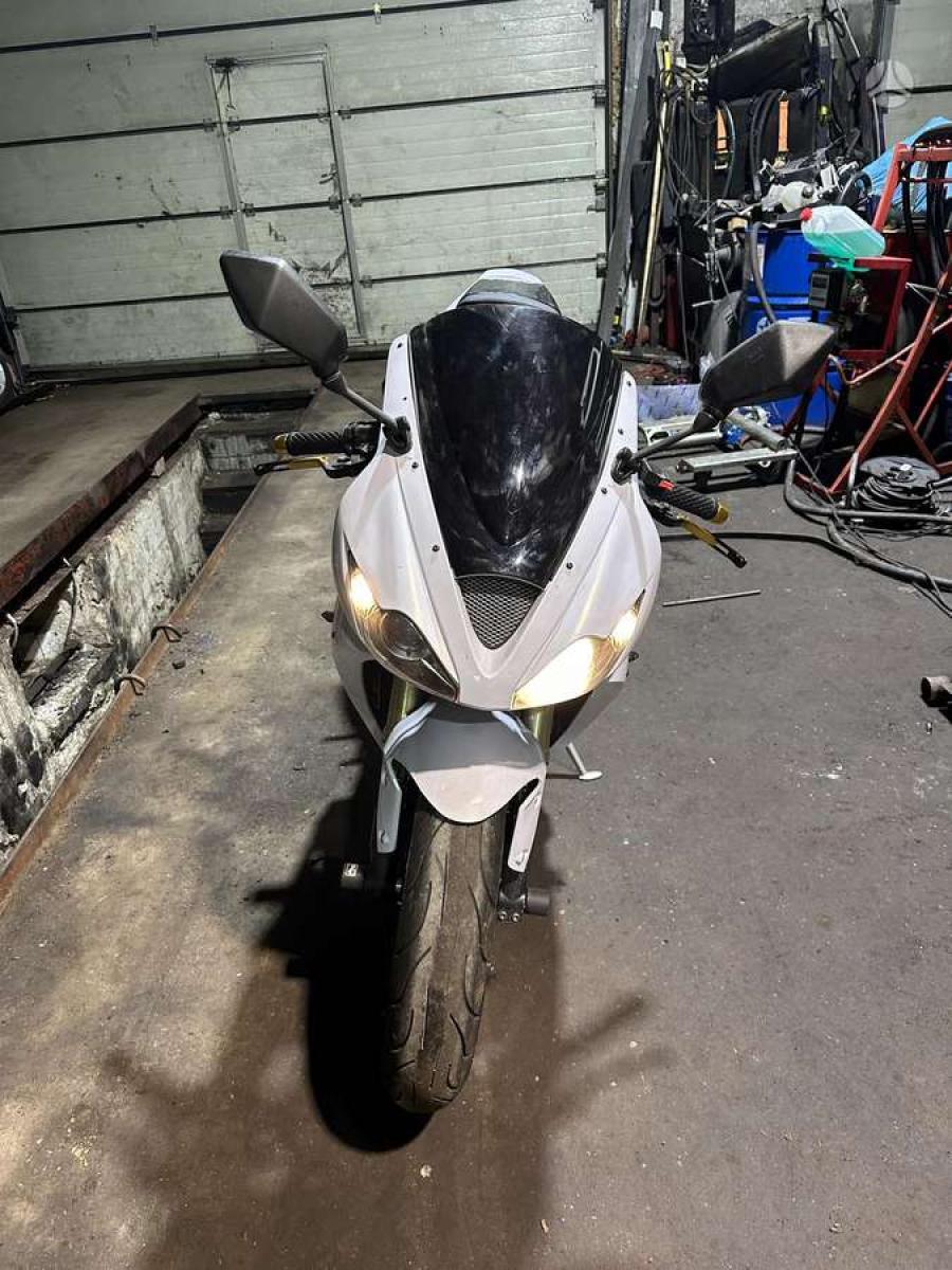 White Triumph Daytona 2009 in Klaipeda, with an engine capacity of 0.68 L and mileage of 32 thousand km for 3000 €, photo 4 on AUTOMOTO.COM.LV