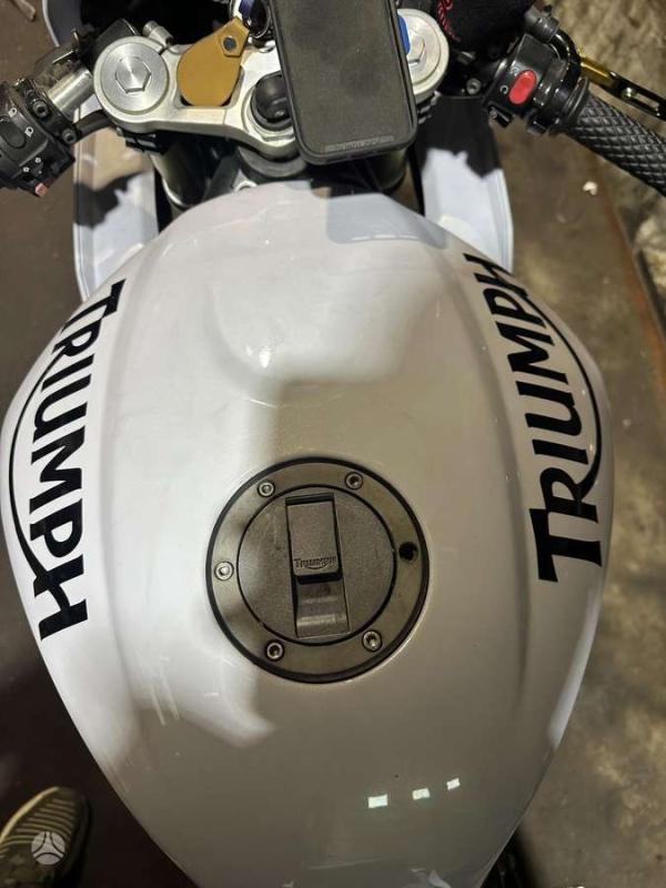 White Triumph Daytona 2009 in Klaipeda, with an engine capacity of 0.68 L and mileage of 32 thousand km for 3000 €, photo 10 on AUTOMOTO.COM.LV