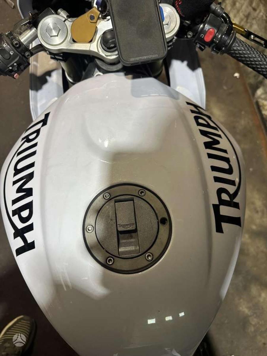 White Triumph Daytona 2009 in Klaipeda, with an engine capacity of 0.68 L and mileage of 32 thousand km for 3000 €, photo 11 on AUTOMOTO.COM.LV