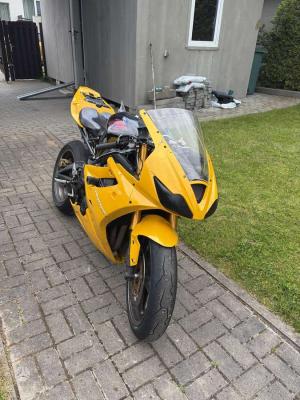 Dzeltens Triumph Daytona 2006 Viļņa, ar dzinēja tilpumu 0.68 L un nobraukumu 40 tūkst. km par 2300 €, foto  vietnē AUTOMOTO.COM.LV