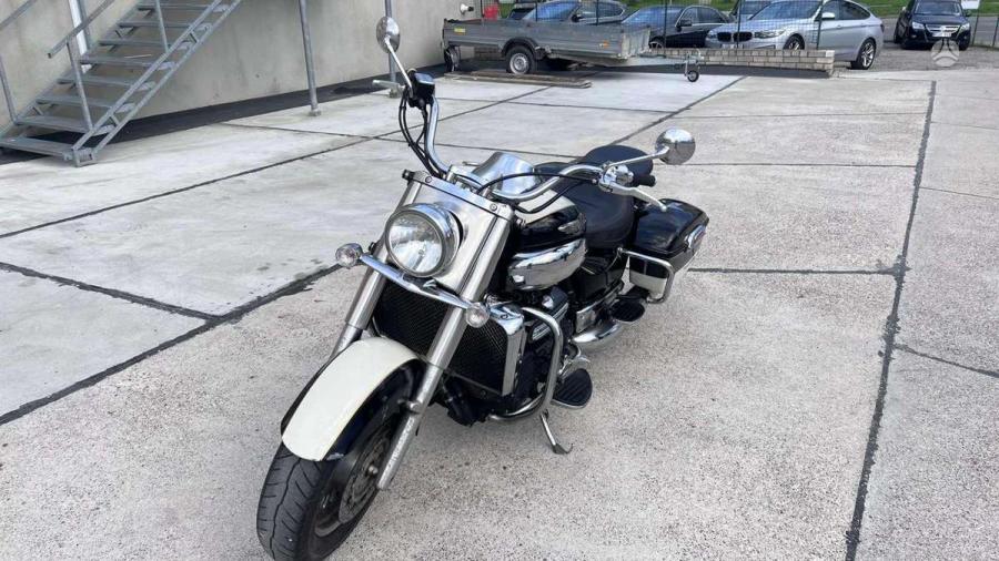 Brūns Triumph Rocket III 2007 Kauņa, ar dzinēja tilpumu 2.30 L un nobraukumu 82 tūkst. km par 5000 €, foto 2 vietnē AUTOMOTO.COM.LV