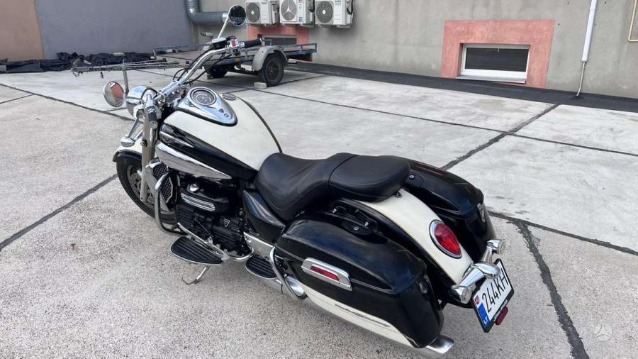 Brūns Triumph Rocket III 2007 Kauņa, ar dzinēja tilpumu 2.30 L un nobraukumu 82 tūkst. km par 5000 €, foto 3 vietnē AUTOMOTO.COM.LV