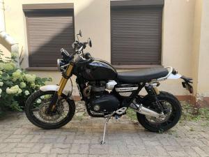 Melns Triumph Scrambler 2025 Viļņa, ar dzinēja tilpumu 1.20 L un nobraukumu 0 tūkst. km par 11200 €, foto  vietnē AUTOMOTO.COM.LV
