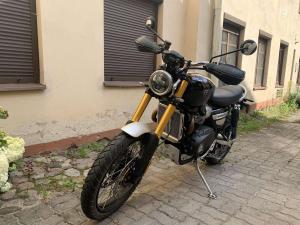 Melns Triumph Scrambler 2025 Viļņa, ar dzinēja tilpumu 1.20 L un nobraukumu 0 tūkst. km par 11200 €, foto 4 vietnē AUTOMOTO.COM.LV