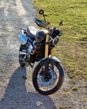Melns Triumph Scrambler 2025 Tallina, ar dzinēja tilpumu 1.20 L un nobraukumu 6 tūkst. km par 12900 €, foto 5 vietnē AUTOMOTO.COM.LV