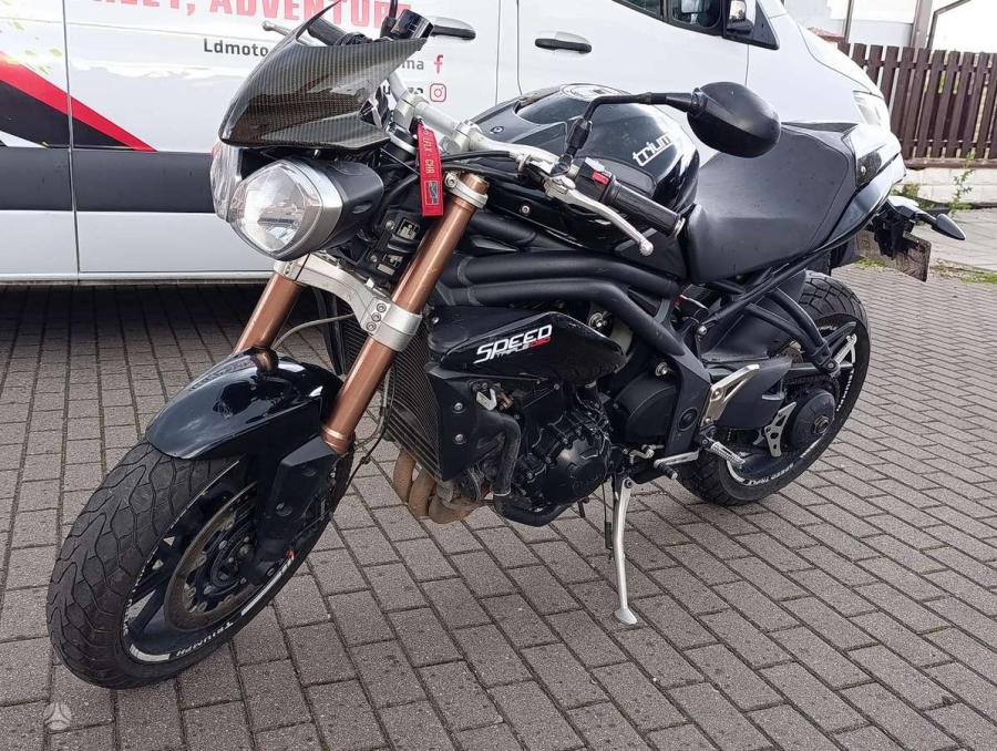Black Triumph Speed Triple 2012 in Vievis, with an engine capacity of 1.05 L and mileage of 48 thousand km for 4300 €, photo 3 on AUTOMOTO.COM.LV