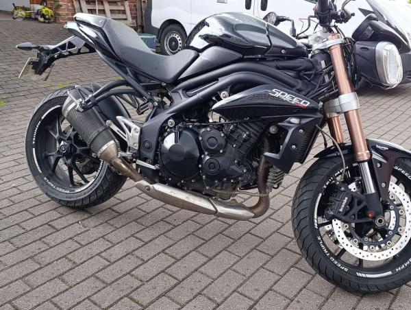 Black Triumph Speed Triple 2012 in Vievis, with an engine capacity of 1.05 L and mileage of 48 thousand km for 4300 €, photo 8 on AUTOMOTO.COM.LV