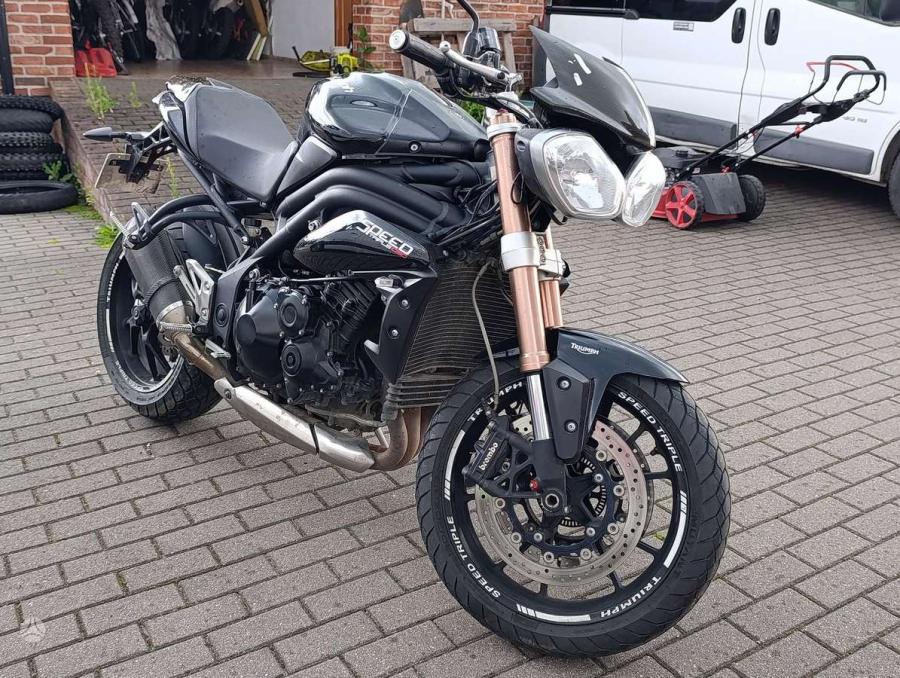 Black Triumph Speed Triple 2012 in Vievis, with an engine capacity of 1.05 L and mileage of 48 thousand km for 4300 €, photo 10 on AUTOMOTO.COM.LV