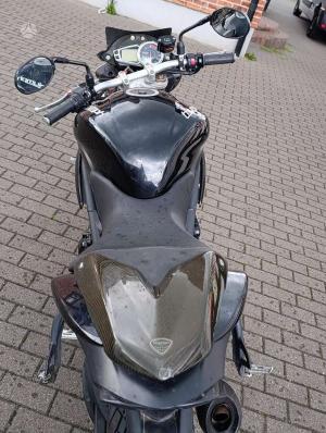 Black Triumph Speed Triple 2012 in Vievis, with an engine capacity of 1.05 L and mileage of 48 thousand km for 4300 €, photo 12 on AUTOMOTO.COM.LV