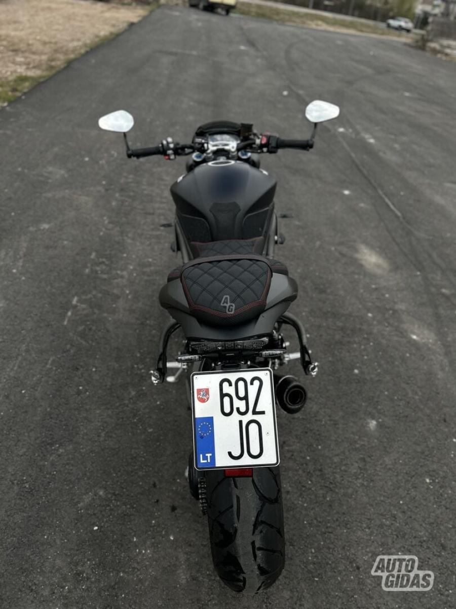 Black Triumph Speed Triple 2018 in Kaunas, with an engine capacity of 1.05 L and mileage of 30 thousand km for 6500 €, photo 6 on AUTOMOTO.COM.LV