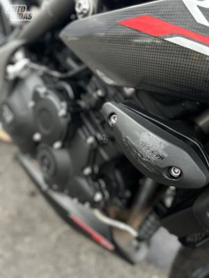 Black Triumph Speed Triple 2018 in Kaunas, with an engine capacity of 1.05 L and mileage of 30 thousand km for 6500 €, photo 19 on AUTOMOTO.COM.LV