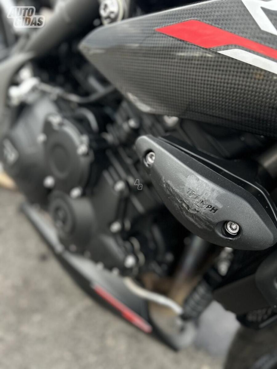 Black Triumph Speed Triple 2018 in Kaunas, with an engine capacity of 1.05 L and mileage of 30 thousand km for 6500 €, photo 19 on AUTOMOTO.COM.LV