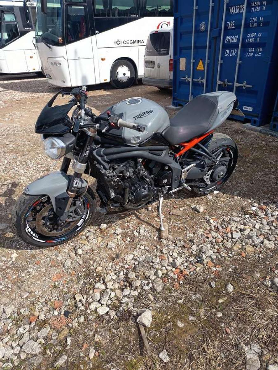 Grey Triumph Speed Triple 2013 in Kaunas, with an engine capacity of 1.05 L and mileage of 44 thousand km for 3800 €, photo 12 on AUTOMOTO.COM.LV