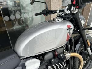 Серый Триумф Speed Triple 2025 в Вильнюс, объемом двигателя 0.90 л и пробегом 0 тыс. км за 10890 €, фото 12 на AUTOMOTO.COM.LV