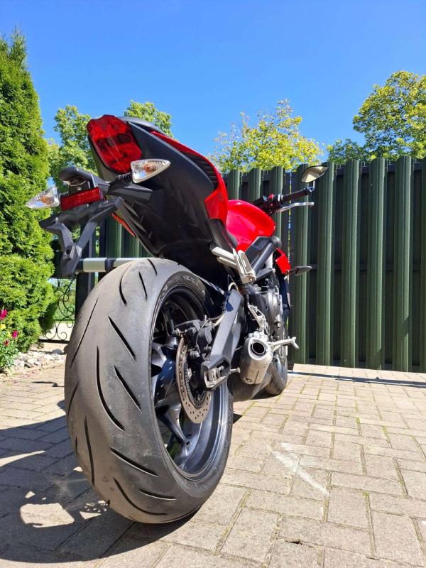 Красный Триумф Speed Triple 2018 в Шяуляй, объемом двигателя 0.66 л и пробегом 17 тыс. км за 4900 €, фото 1 на AUTOMOTO.COM.LV