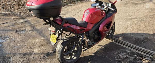 Sarkans Triumph Sprint 2007 Viļņa, ar dzinēja tilpumu 1.05 L un nobraukumu 42 tūkst. km par 3500 €, foto 5 vietnē AUTOMOTO.COM.LV