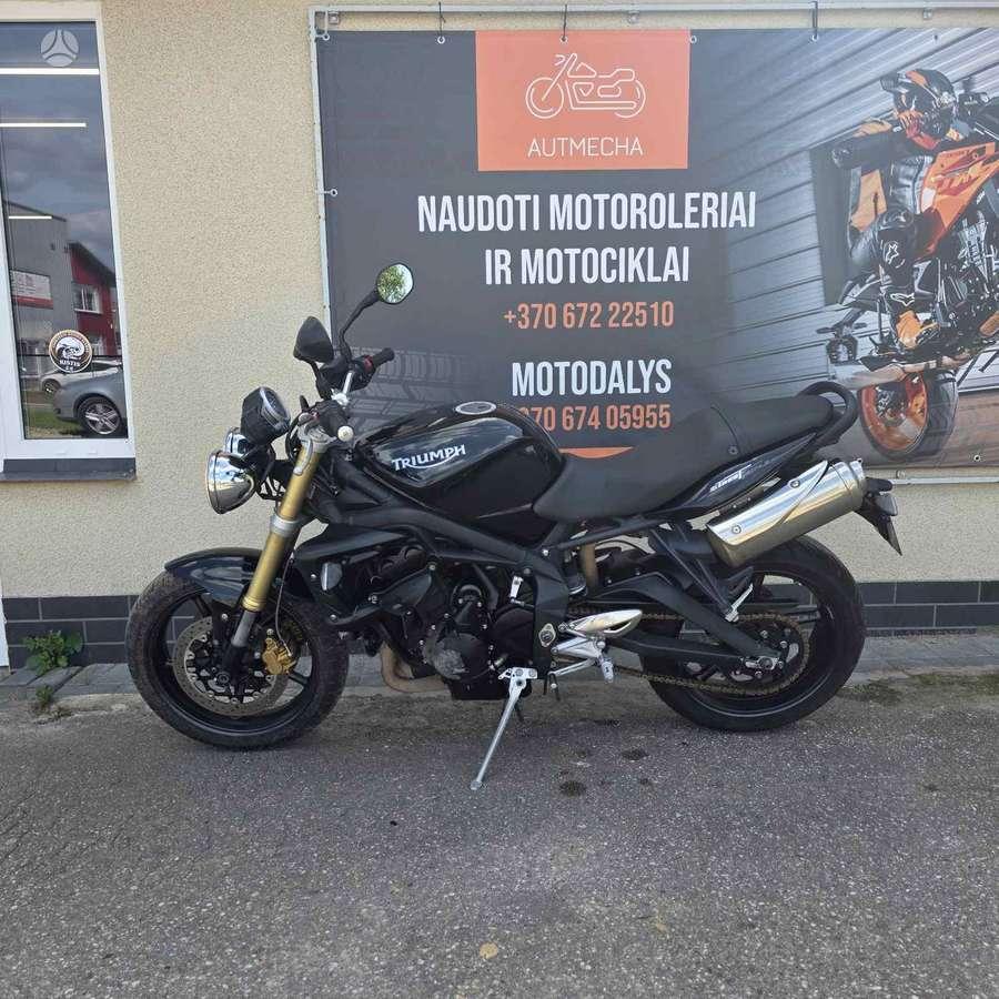 Black Triumph Street Triple 2008 in Panevezys, with an engine capacity of 0.68 L and mileage of 51 thousand km for 2050 €, photo 5 on AUTOMOTO.COM.LV