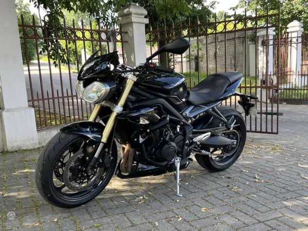 Black Triumph Street Triple 2015 in Siauliai, with an engine capacity of 0.68 L and mileage of 40 thousand km for 4150 €, photo 1 on AUTOMOTO.COM.LV