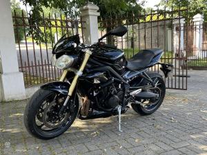 Black Triumph Street Triple 2015 in Siauliai, with an engine capacity of 0.68 L and mileage of 40 thousand km for 4150 €, photo 1 on AUTOMOTO.COM.LV