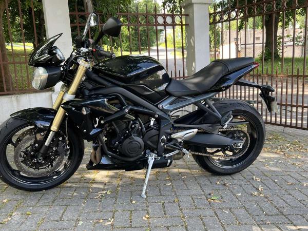 Black Triumph Street Triple 2015 in Siauliai, with an engine capacity of 0.68 L and mileage of 40 thousand km for 4150 €, photo 2 on AUTOMOTO.COM.LV