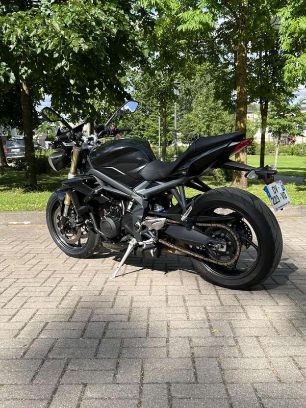 Black Triumph Street Triple 2015 in Siauliai, with an engine capacity of 0.68 L and mileage of 40 thousand km for 4150 €, photo 3 on AUTOMOTO.COM.LV
