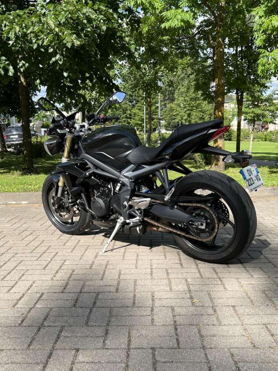 Black Triumph Street Triple 2015 in Siauliai, with an engine capacity of 0.68 L and mileage of 40 thousand km for 4150 €, photo 4 on AUTOMOTO.COM.LV