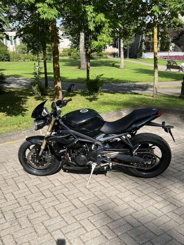 Black Triumph Street Triple 2015 in Siauliai, with an engine capacity of 0.68 L and mileage of 40 thousand km for 4150 €, photo 4 on AUTOMOTO.COM.LV