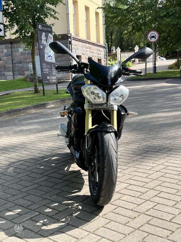 Black Triumph Street Triple 2015 in Siauliai, with an engine capacity of 0.68 L and mileage of 40 thousand km for 4150 €, photo 5 on AUTOMOTO.COM.LV