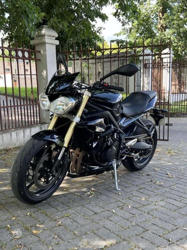 Black Triumph Street Triple 2015 in Siauliai, with an engine capacity of 0.68 L and mileage of 40 thousand km for 4150 €, photo 6 on AUTOMOTO.COM.LV