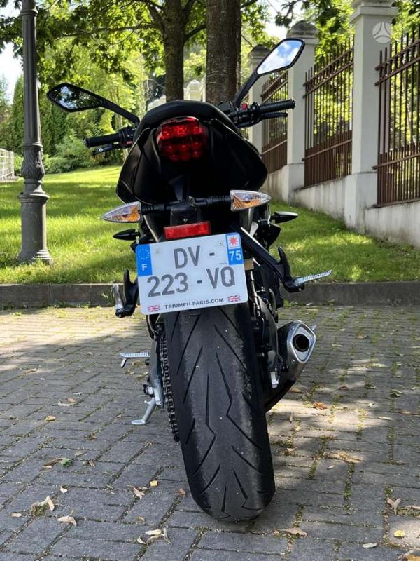 Black Triumph Street Triple 2015 in Siauliai, with an engine capacity of 0.68 L and mileage of 40 thousand km for 4150 €, photo 8 on AUTOMOTO.COM.LV