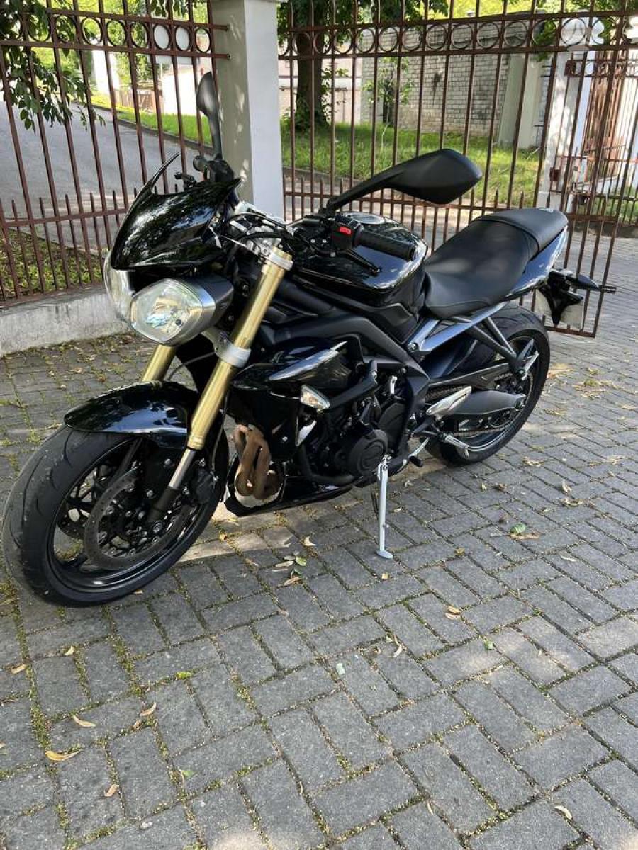 Black Triumph Street Triple 2015 in Siauliai, with an engine capacity of 0.68 L and mileage of 40 thousand km for 4150 €, photo 11 on AUTOMOTO.COM.LV