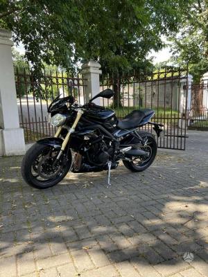 Black Triumph Street Triple 2015 in Siauliai, with an engine capacity of 0.68 L and mileage of 40 thousand km for 4150 €, photo 12 on AUTOMOTO.COM.LV