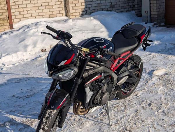 Black Triumph Street Triple 2021 in Kaunas, with an engine capacity of 0.77 L and mileage of 4 thousand km for 5200 €, photo 4 on AUTOMOTO.COM.LV