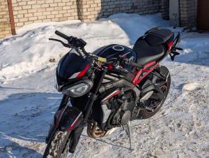 Black Triumph Street Triple 2021 in Kaunas, with an engine capacity of 0.77 L and mileage of 4 thousand km for 5200 €, photo 4 on AUTOMOTO.COM.LV
