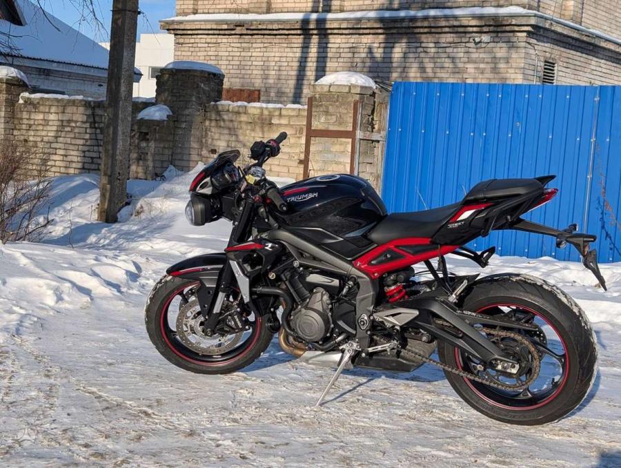 Black Triumph Street Triple 2021 in Kaunas, with an engine capacity of 0.77 L and mileage of 4 thousand km for 5200 €, photo 5 on AUTOMOTO.COM.LV