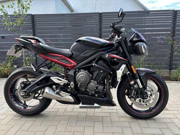 Melns Triumph Street Triple 2021 Švenčionys, ar dzinēja tilpumu 0.77 L un nobraukumu 18 tūkst. km par 6090 €, foto 1 vietnē AUTOMOTO.COM.LV