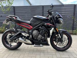 Melns Triumph Street Triple 2021 Švenčionys, ar dzinēja tilpumu 0.77 L un nobraukumu 18 tūkst. km par 6090 €, foto  vietnē AUTOMOTO.COM.LV