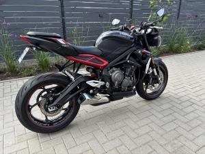 Melns Triumph Street Triple 2021 Švenčionys, ar dzinēja tilpumu 0.77 L un nobraukumu 18 tūkst. km par 6090 €, foto 4 vietnē AUTOMOTO.COM.LV