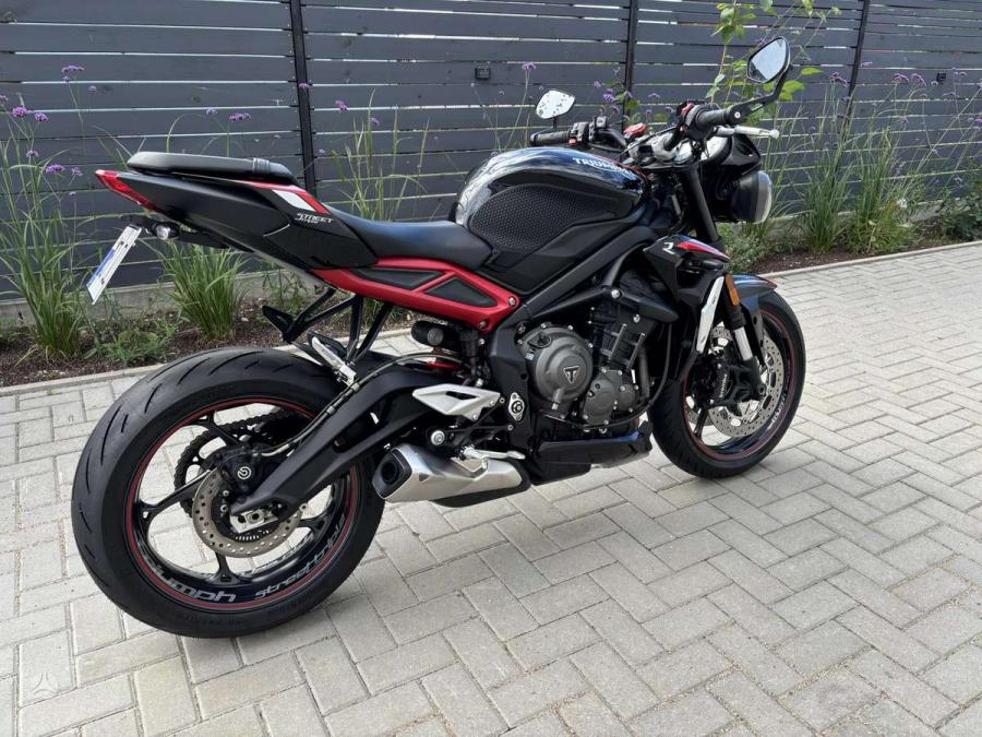 Melns Triumph Street Triple 2021 Švenčionys, ar dzinēja tilpumu 0.77 L un nobraukumu 18 tūkst. km par 6090 €, foto 4 vietnē AUTOMOTO.COM.LV