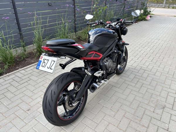 Melns Triumph Street Triple 2021 Švenčionys, ar dzinēja tilpumu 0.77 L un nobraukumu 18 tūkst. km par 6090 €, foto 5 vietnē AUTOMOTO.COM.LV