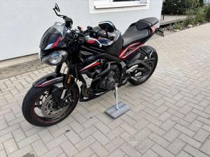 Melns Triumph Street Triple 2021 Švenčionys, ar dzinēja tilpumu 0.77 L un nobraukumu 18 tūkst. km par 6090 €, foto 7 vietnē AUTOMOTO.COM.LV