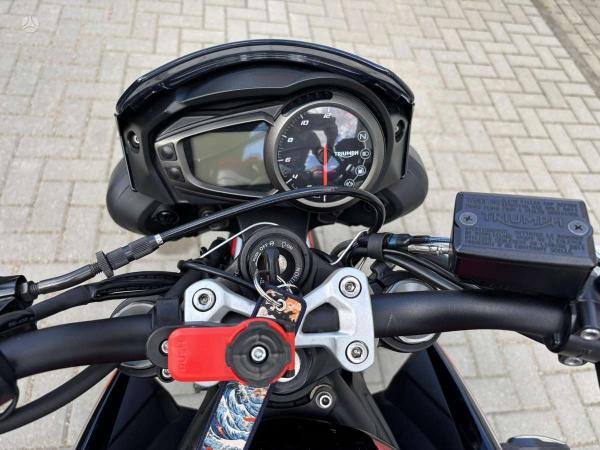 Melns Triumph Street Triple 2021 Švenčionys, ar dzinēja tilpumu 0.77 L un nobraukumu 18 tūkst. km par 6090 €, foto 9 vietnē AUTOMOTO.COM.LV