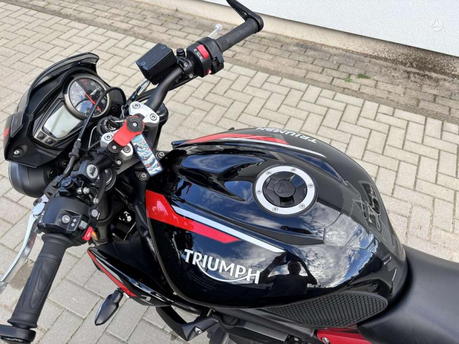 Melns Triumph Street Triple 2021 Švenčionys, ar dzinēja tilpumu 0.77 L un nobraukumu 18 tūkst. km par 6090 €, foto 10 vietnē AUTOMOTO.COM.LV