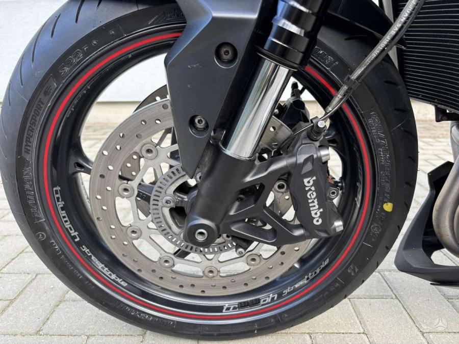 Melns Triumph Street Triple 2021 Švenčionys, ar dzinēja tilpumu 0.77 L un nobraukumu 18 tūkst. km par 6090 €, foto 15 vietnē AUTOMOTO.COM.LV
